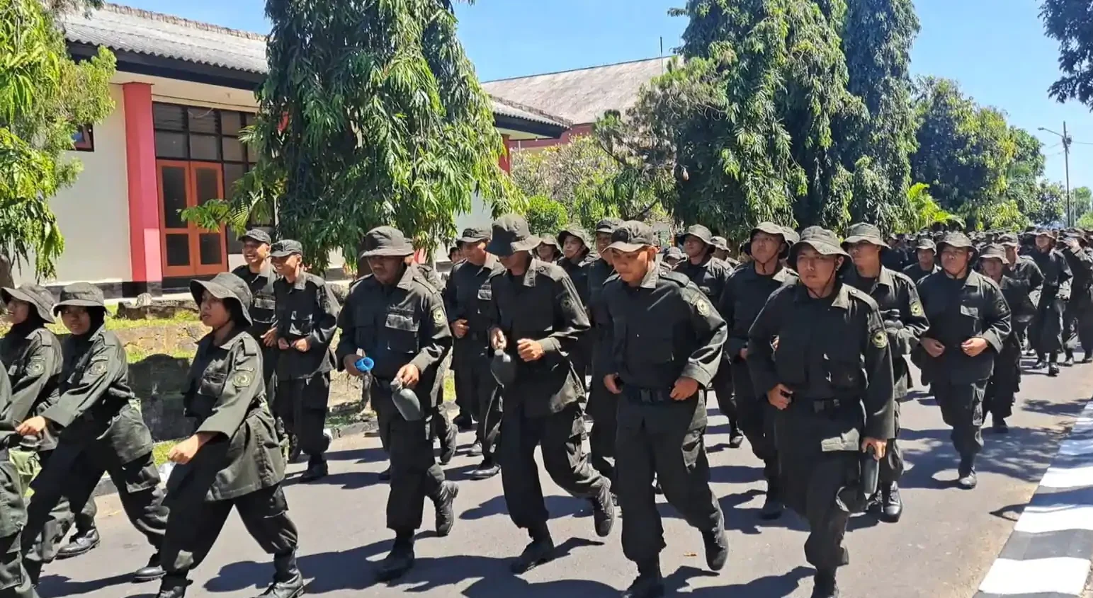 376 SPPI Ikuti Pendidikan Dasar Militer di SPN Polda Bali - Pena Bali